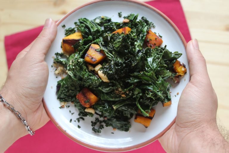 Insalata di cavolo riccio con zucca grigliata e frutta secca - Spignattando