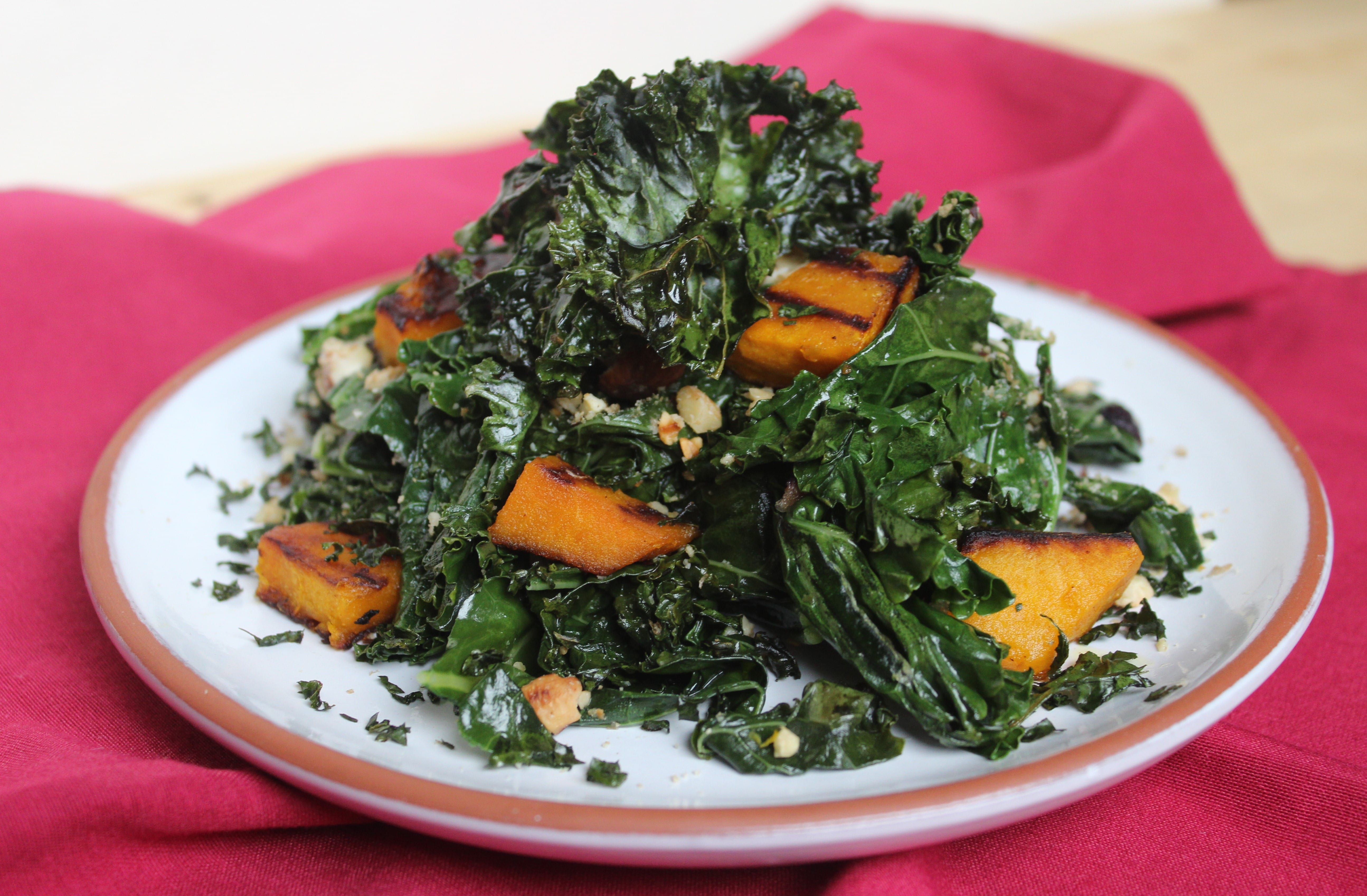 Insalata di cavolo riccio con zucca grigliata e frutta secca - Spignattando
