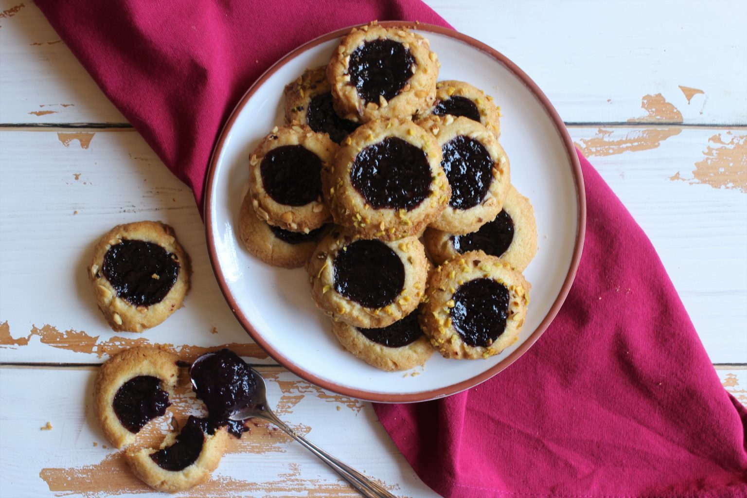 Thumbprint cookies: biscotti con confettura di mirtilli - Spignattando